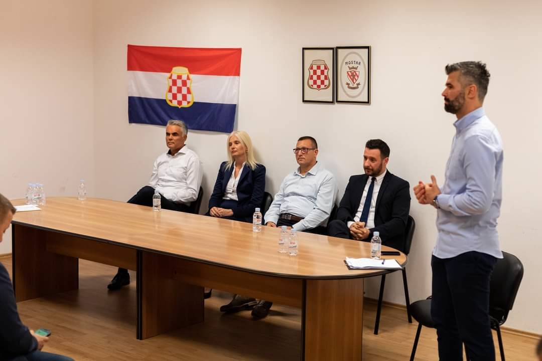 Kakvu BiH želi HDZ: Na predizbornom skupu nelegalni grb Mostara i ...
