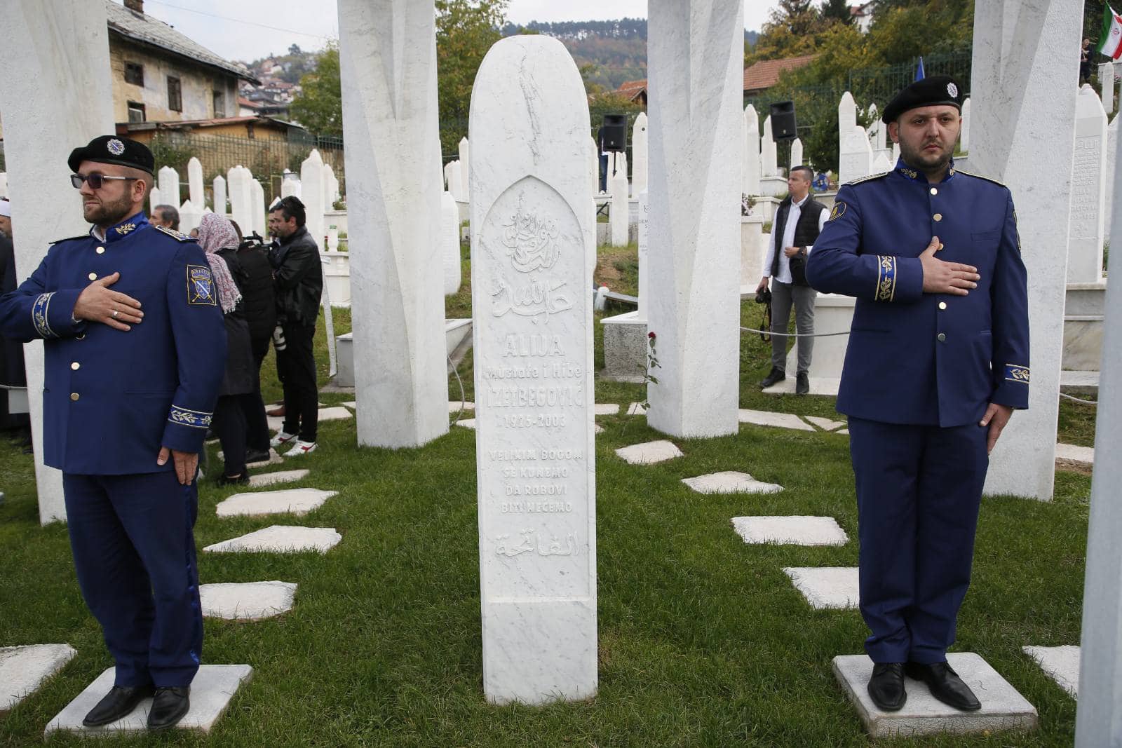 Na mezarju Kovači u Sarajevu obilježeno 20 godina od smrti Alije ...