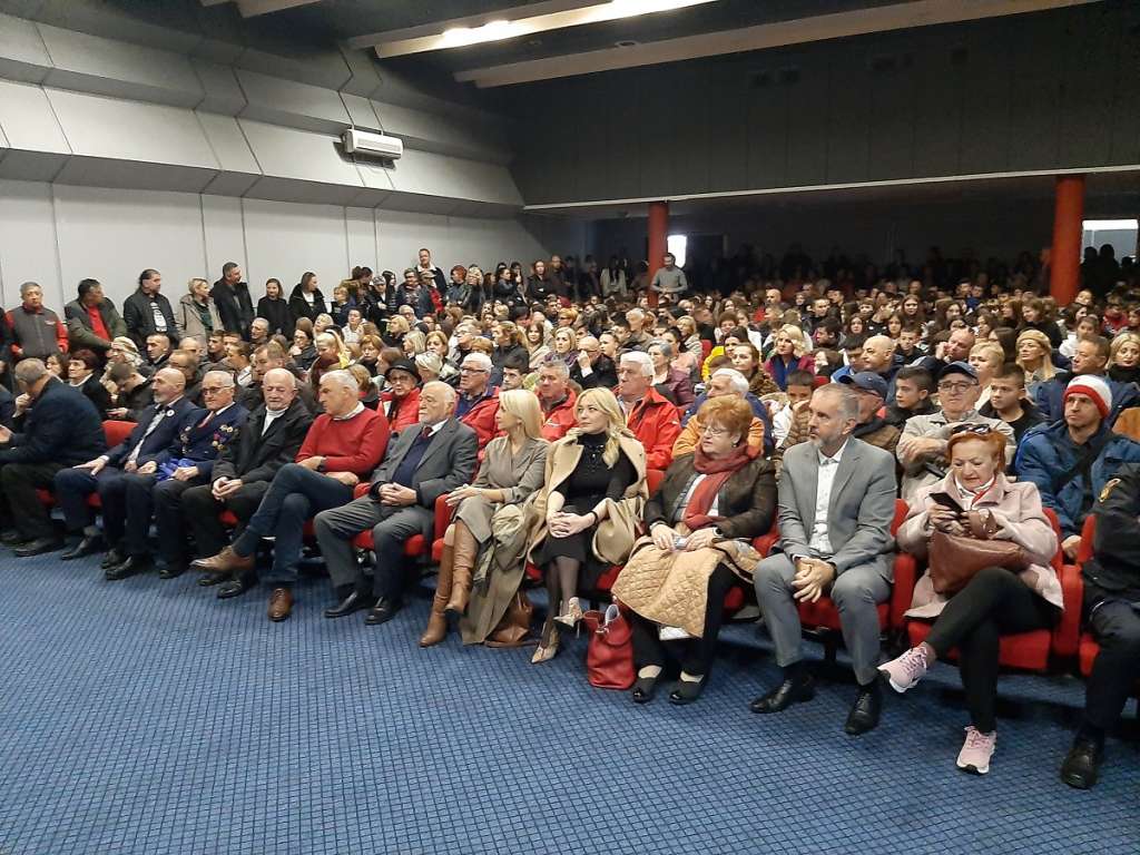 Prisustvovao i Mesić: Akademijom u Bihaću obilježena 80. godišnjica ...