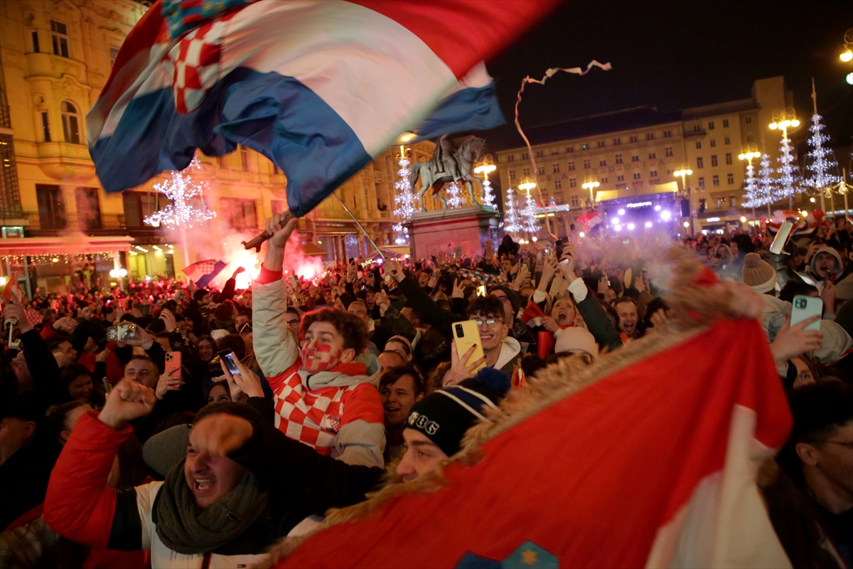Totalna ludnica: Hiljade navijača u "kockastim" dresovima slavi bronzu ...