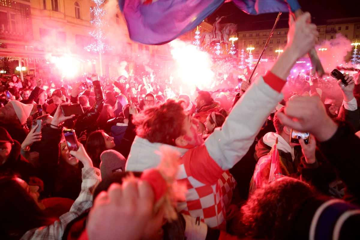Totalna ludnica: Hiljade navijača u "kockastim" dresovima slavi bronzu ...