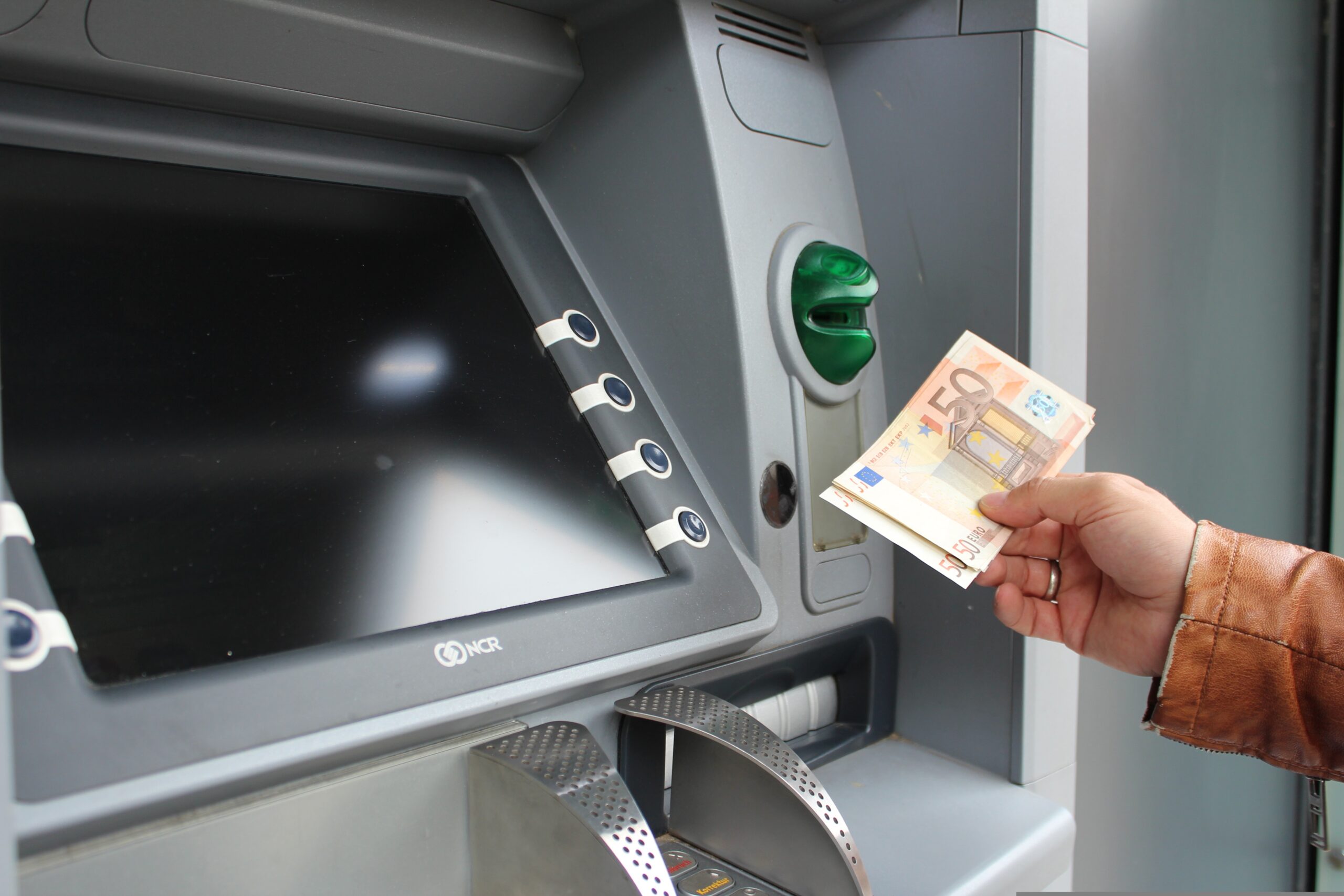 U Srbiji svečano otvoren bankomat, čak se zapjevalo - BosnaInfo