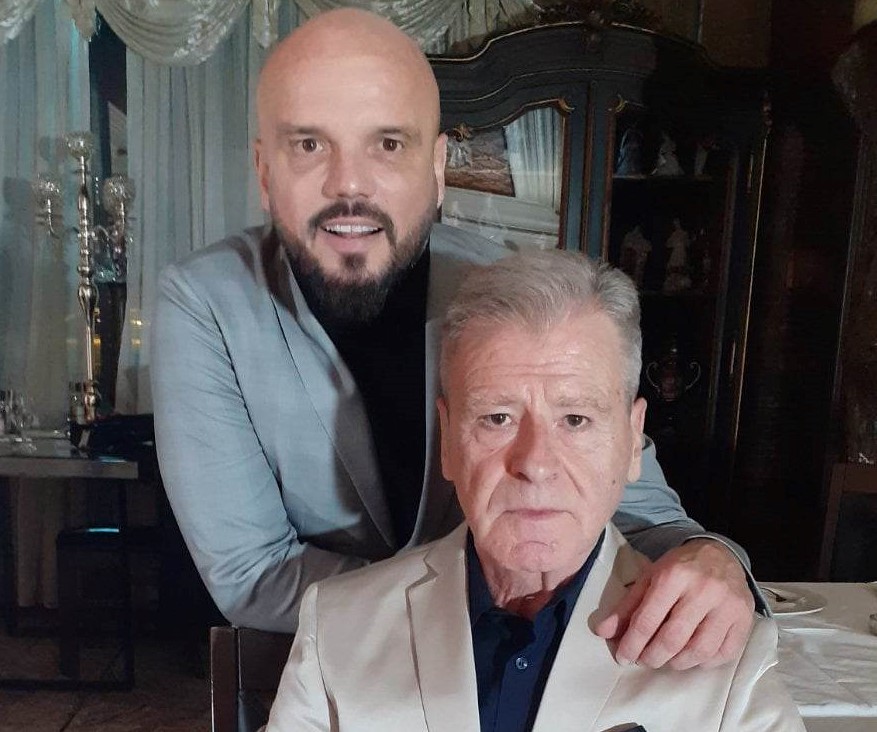 (FOTO) Stari pozer: Asim Brkan se slikao sa kolegama na snimanju ...