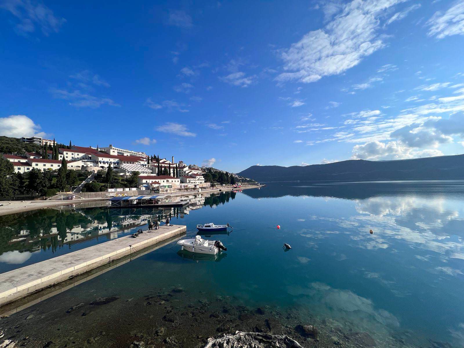 Neum danas: Dok kontinentalni gradovi vrve, obala je pusta (FOTO ...