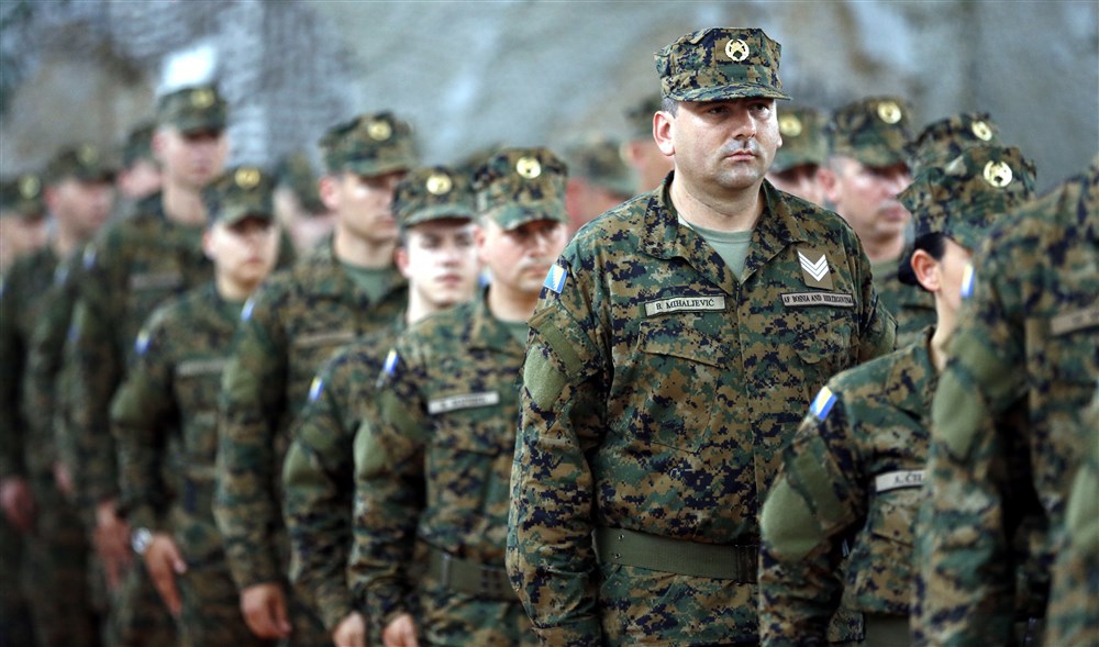 Na NATO putu, a ovisni o donacijama: Vojnici u BiH nose polovne ...