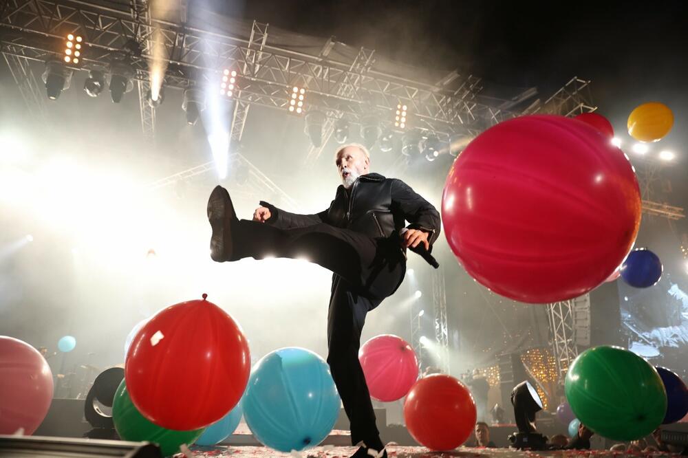 Dino Merlin priredio spektakl u Budvi (FOTO) - BosnaInfo