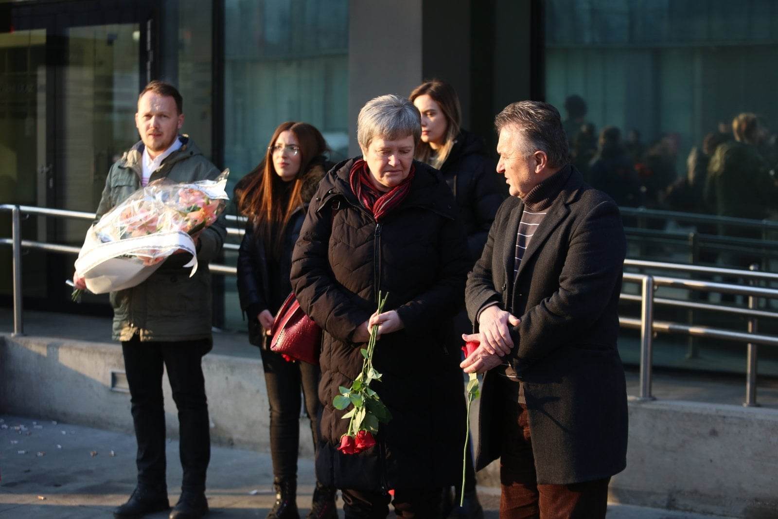 Građani Sarajeva ispred ambasade Turske ostavljali cvijeće - BosnaInfo