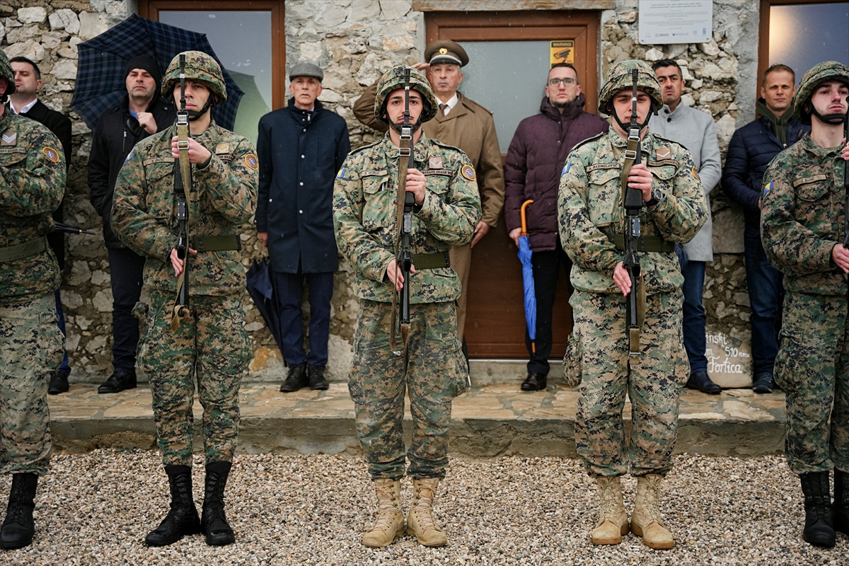 Velika zastava Bosne i Hercegovine vijori se iznad Mostara - BosnaInfo