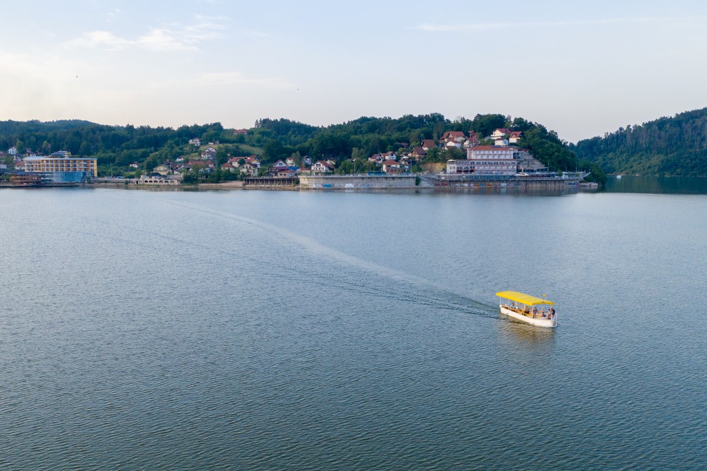 U planu je gradnja plutajuće solarne elektrane na jezeru Modrac - BosnaInfo