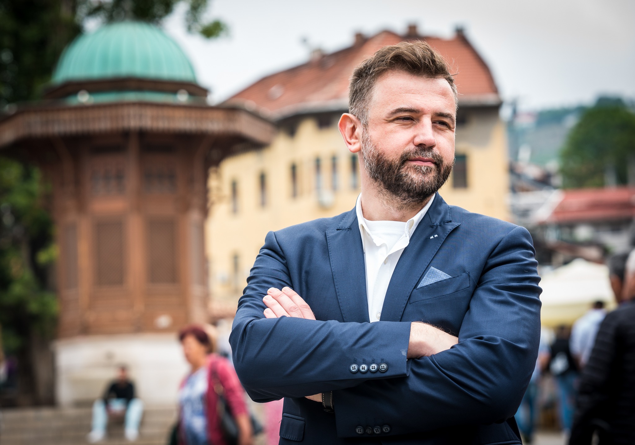 Dennis Gratz poručio: "Dosta balada! Hadezeizacija državnih institucija ...