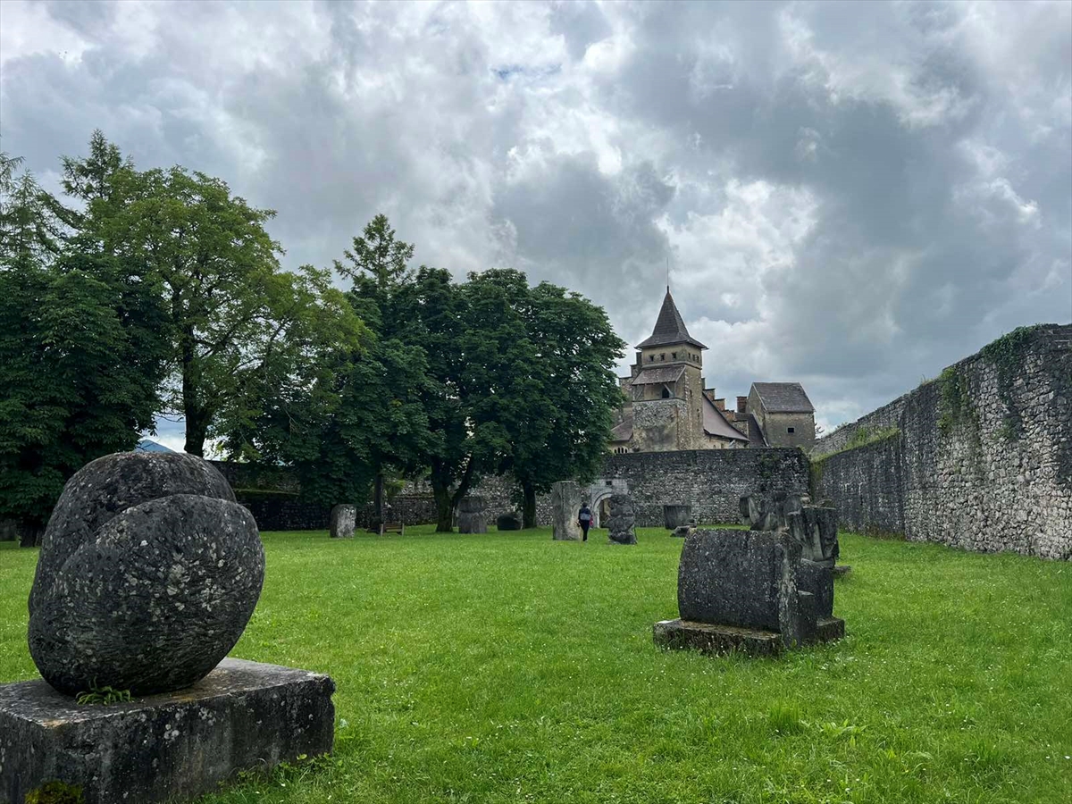 Stari grad Ostrožac i priča o grofu Lotharu i njegovoj ženi Isabelli ...