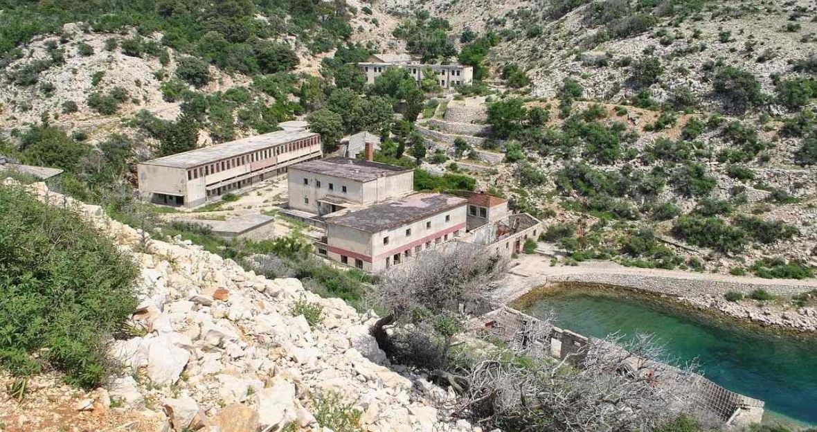 Pogledajte kako danas izgledaju Goli otok i nekadašnji zloglasni zatvor ...