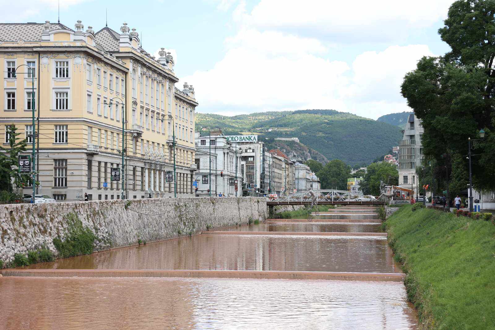 Jeste li primijetili kako je danas Miljacka promijenila boju? (FOTO ...