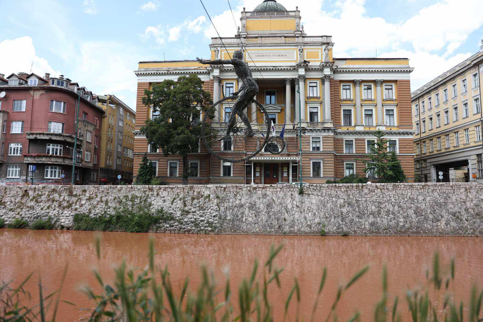 Jeste li primijetili kako je danas Miljacka promijenila boju? (FOTO) - BosnaInfo