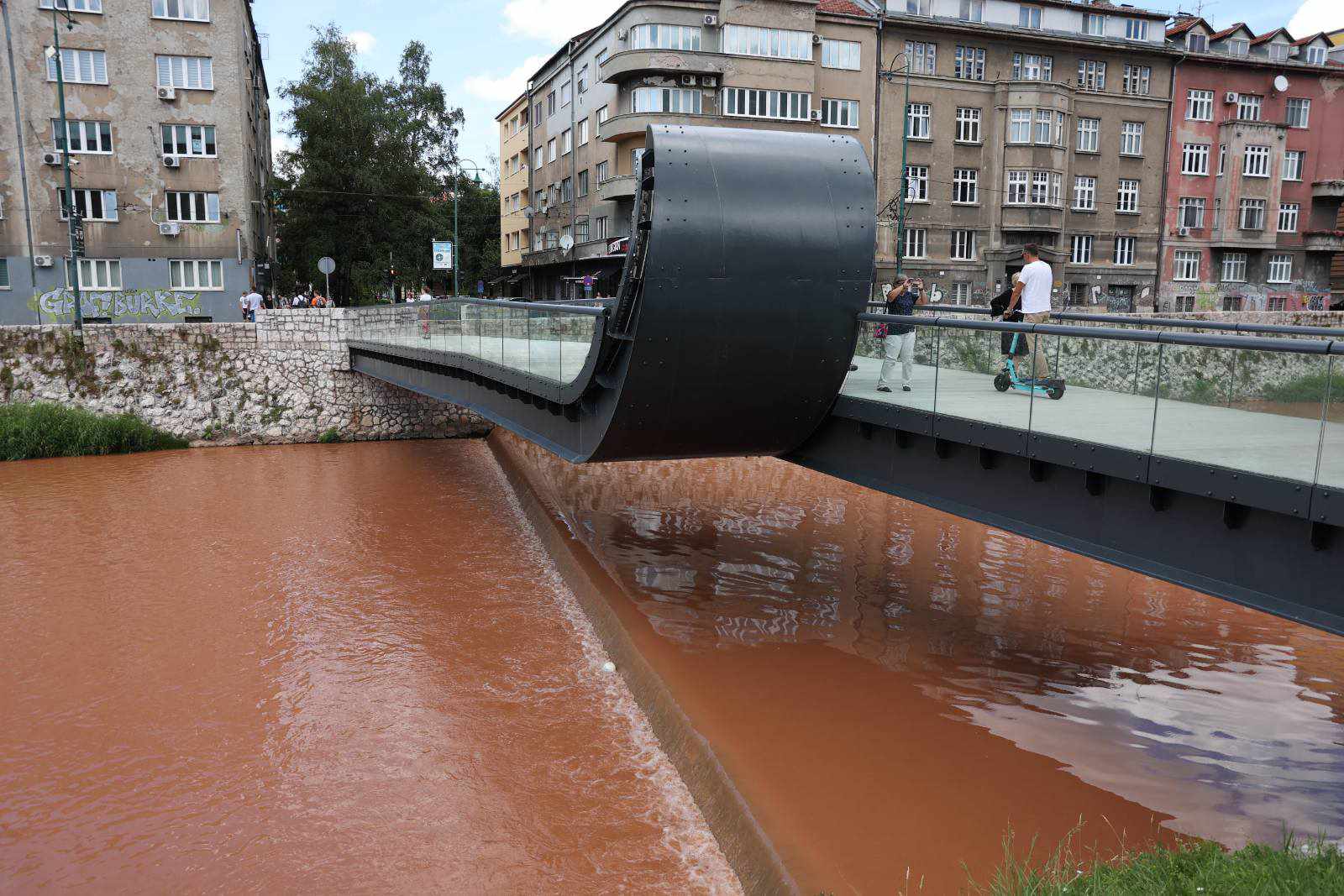 Jeste li primijetili kako je danas Miljacka promijenila boju? (FOTO) - BosnaInfo