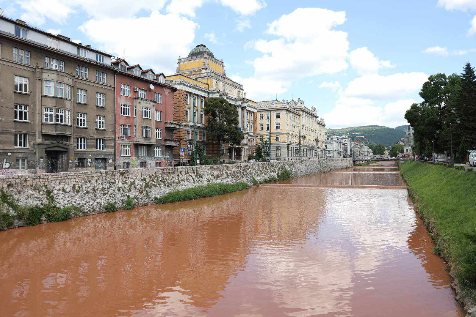 Jeste li primijetili kako je danas Miljacka promijenila boju? (FOTO) - BosnaInfo