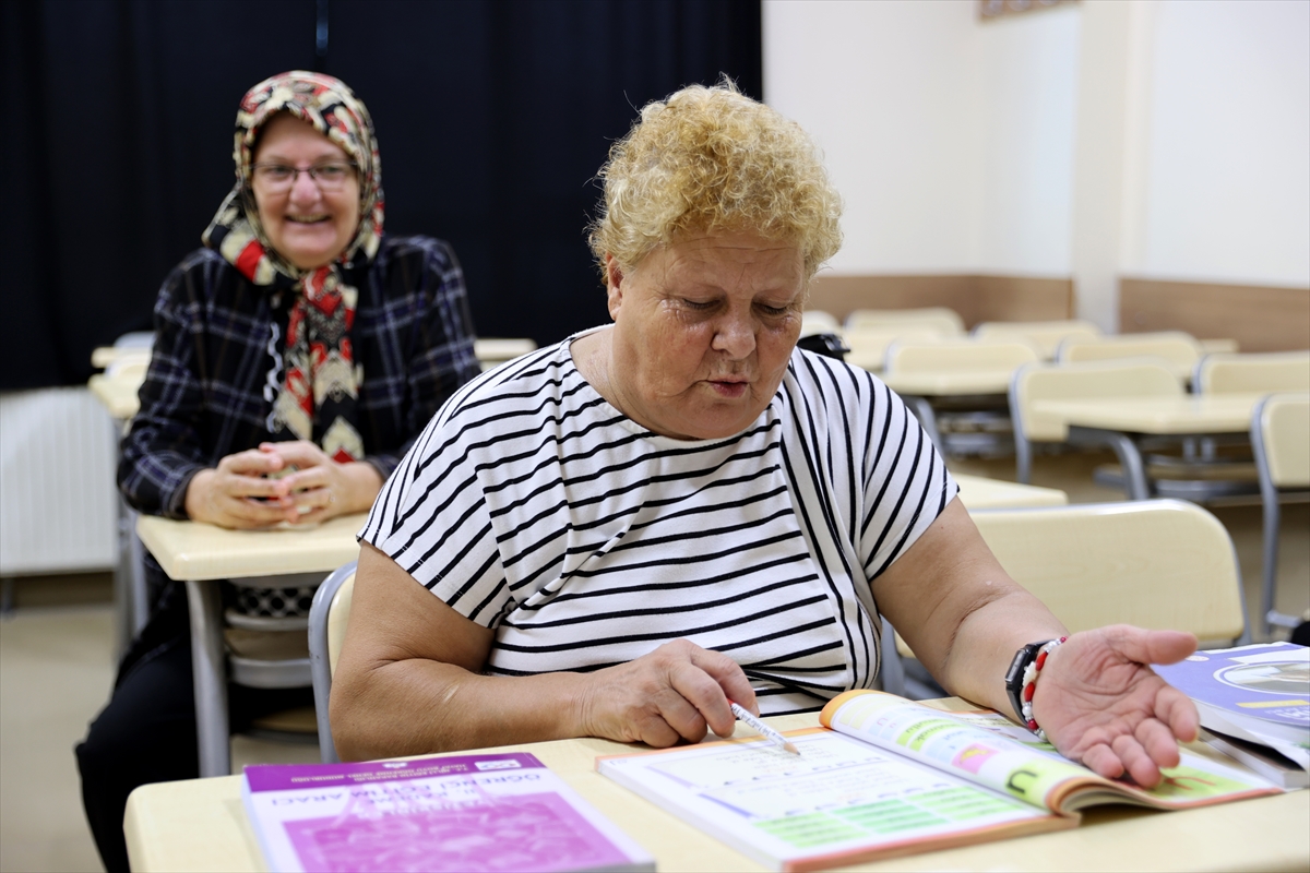 Nikad nije kasno: Turkinja Sevim u osmoj deceniji želi završiti ...