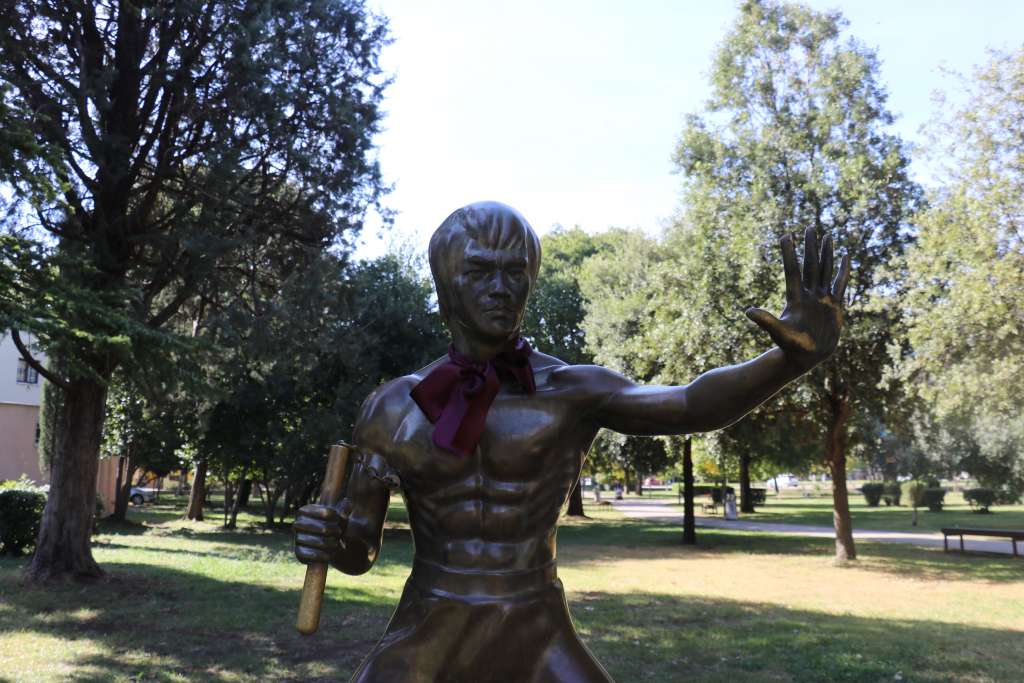 Dan kravate obilježen i u Mostaru, nobelovci, Bruce Lee i Kosača dobili ...