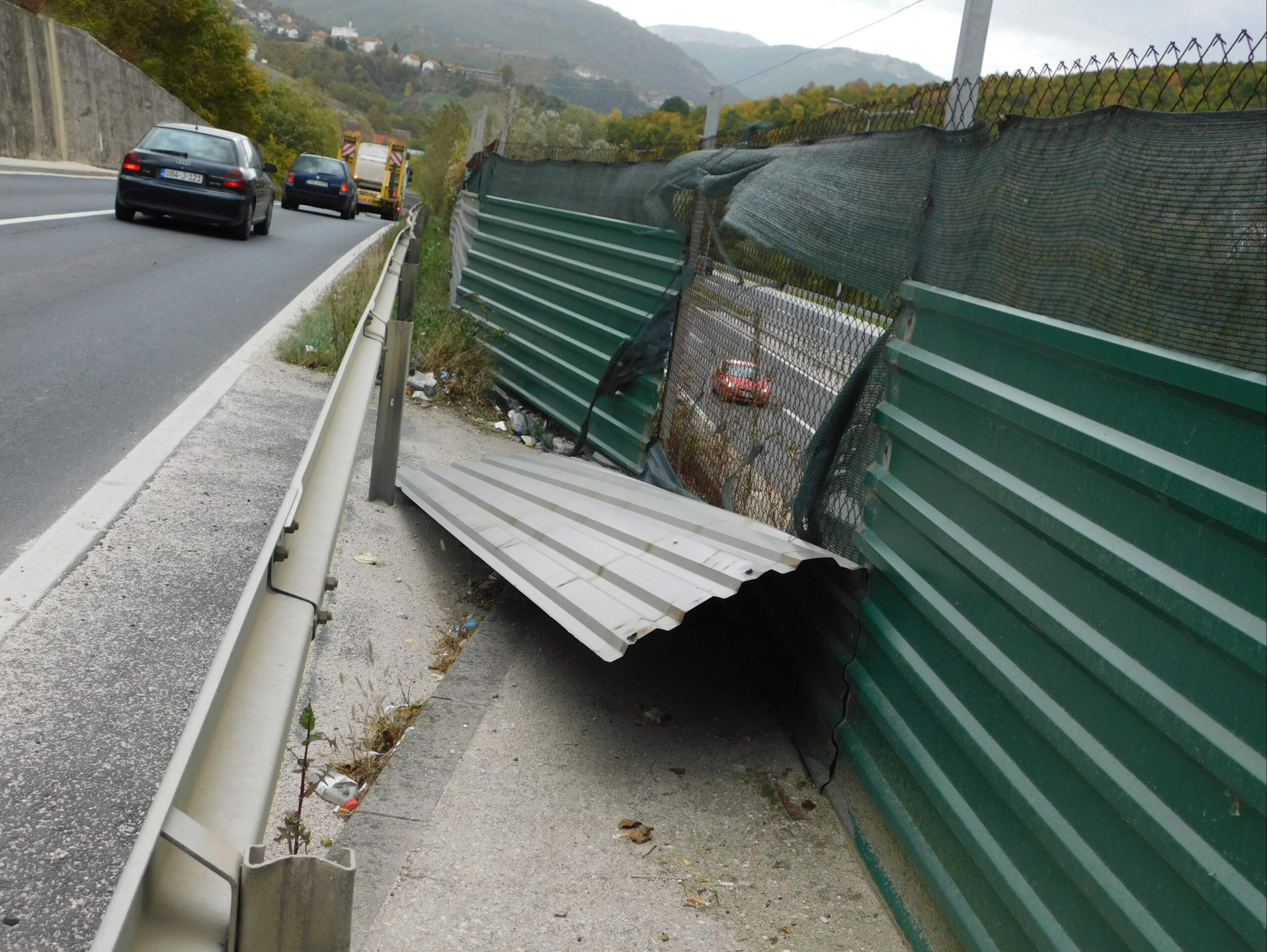 Vogošćanska petlja: Nakon nesreće bukobran pao na trotoar, pješaci ne mogu proći (FOTO) - BosnaInfo