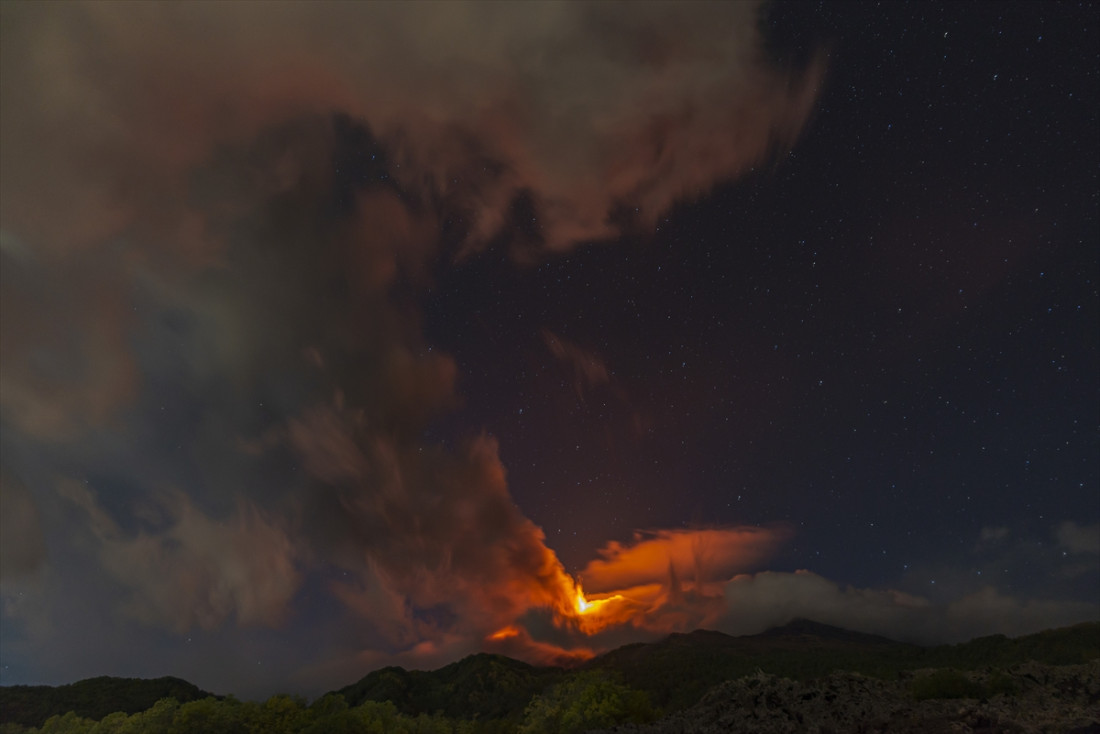 Eruptirao vulkan Etna na Siciliji: Otokom se nadvili pepeo, dim i lava ...