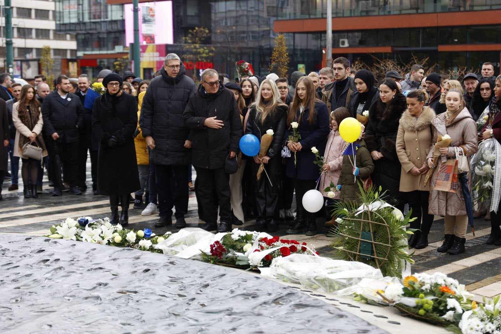 Dan državnosti BiH: Položeno cvijeće na Spomen-obilježje ubijenoj djeci ...