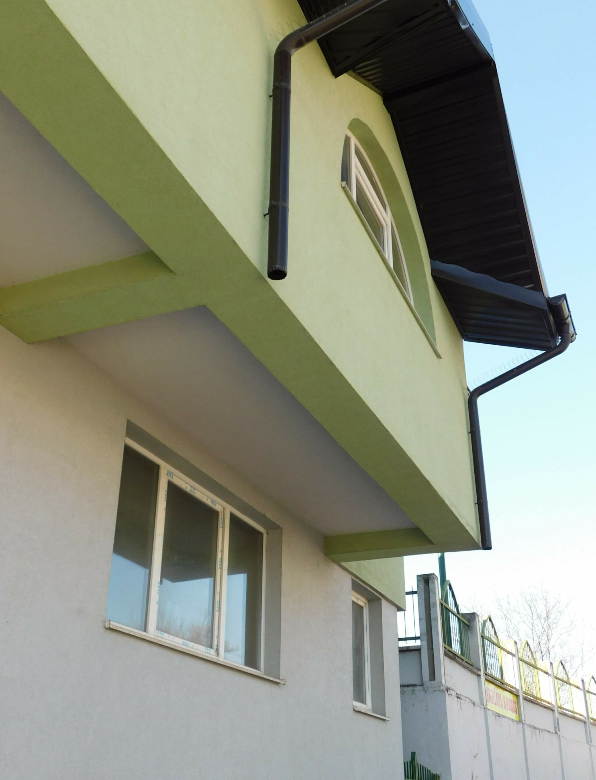 Oluci koji kišnicu odvode pravo na glavu prolaznika