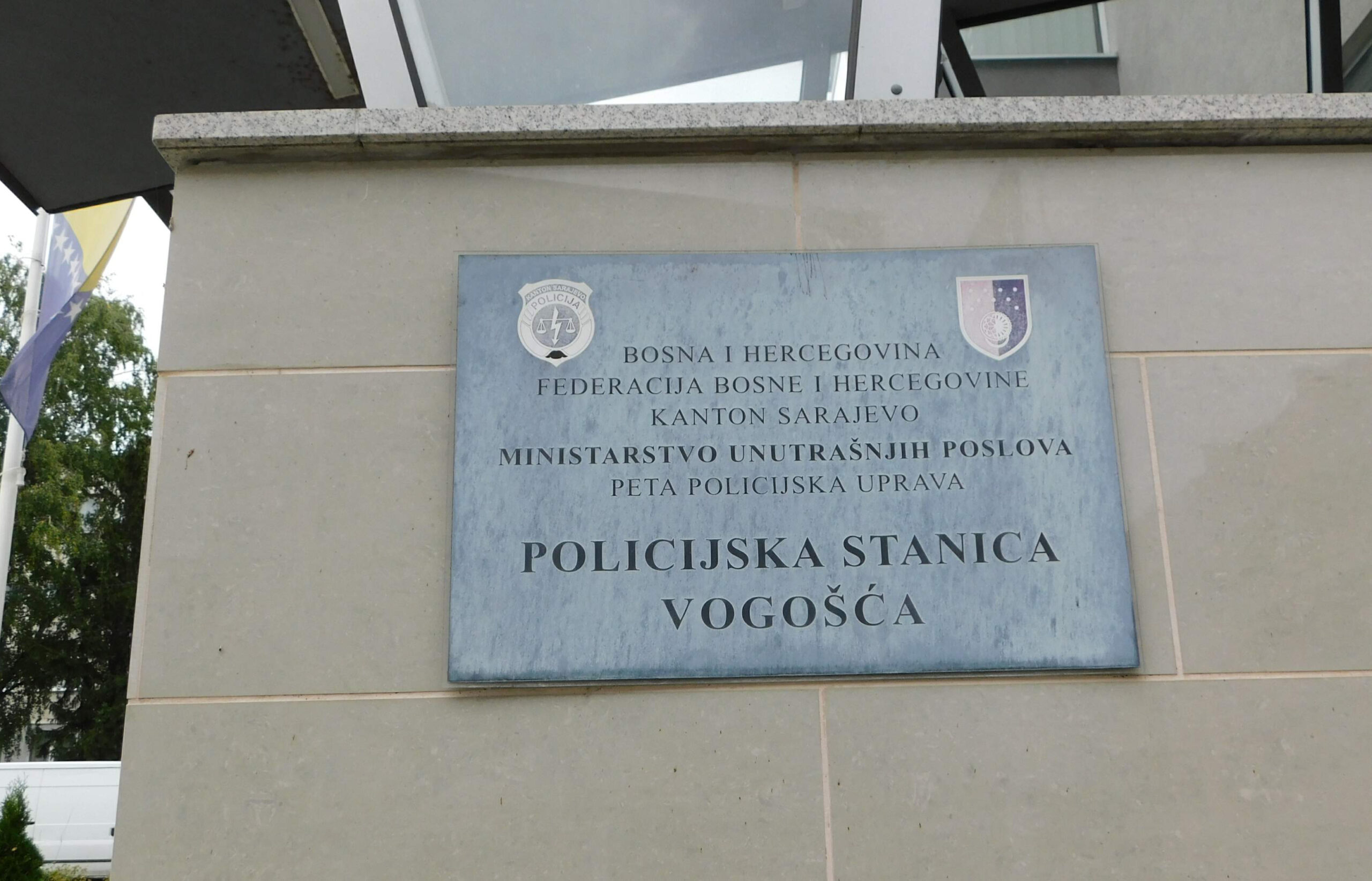 OKOM KAMERE: Promijenili ime ali ne i tablu Policijske stanice - BosnaInfo