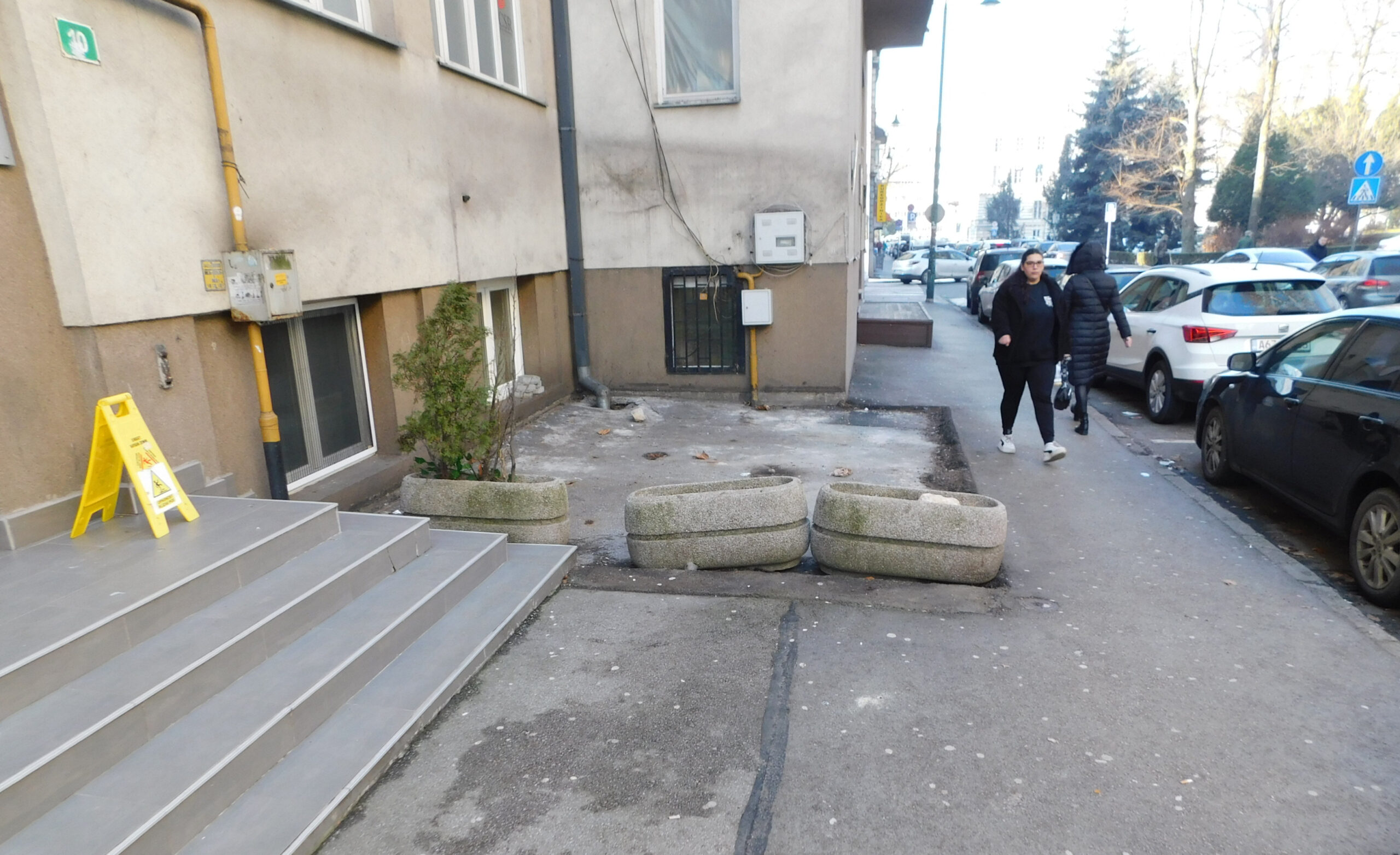 OKOM KAMERE: Spomenik našem nemaru. Zbog ljetne bašte ugostiteljskog objekta, ispred FIS-a ostao ...