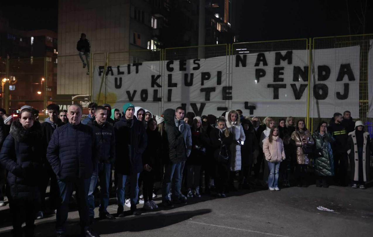Sarajevo je večeras uz porodicu ubijenog Farisa Pendeka! Ogroman broj ...