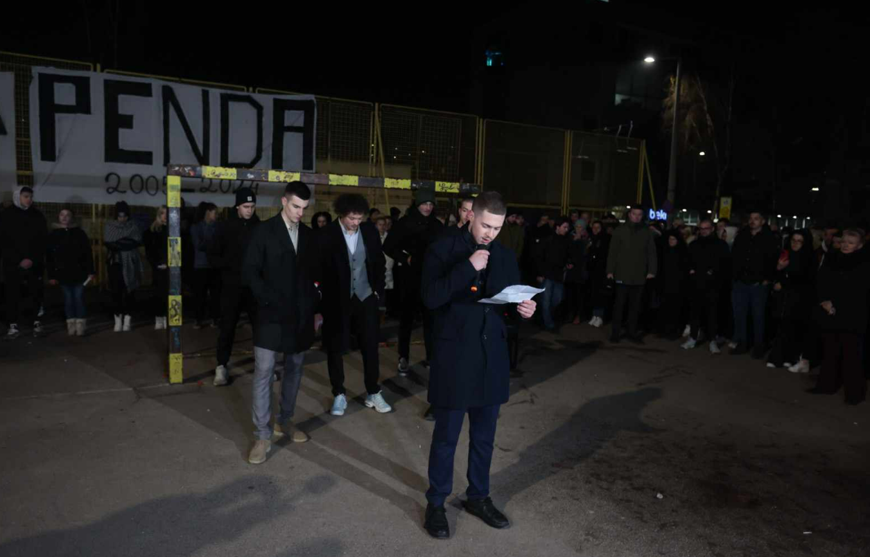 Sarajevo je večeras uz porodicu ubijenog Farisa Pendeka! Ogroman broj ...