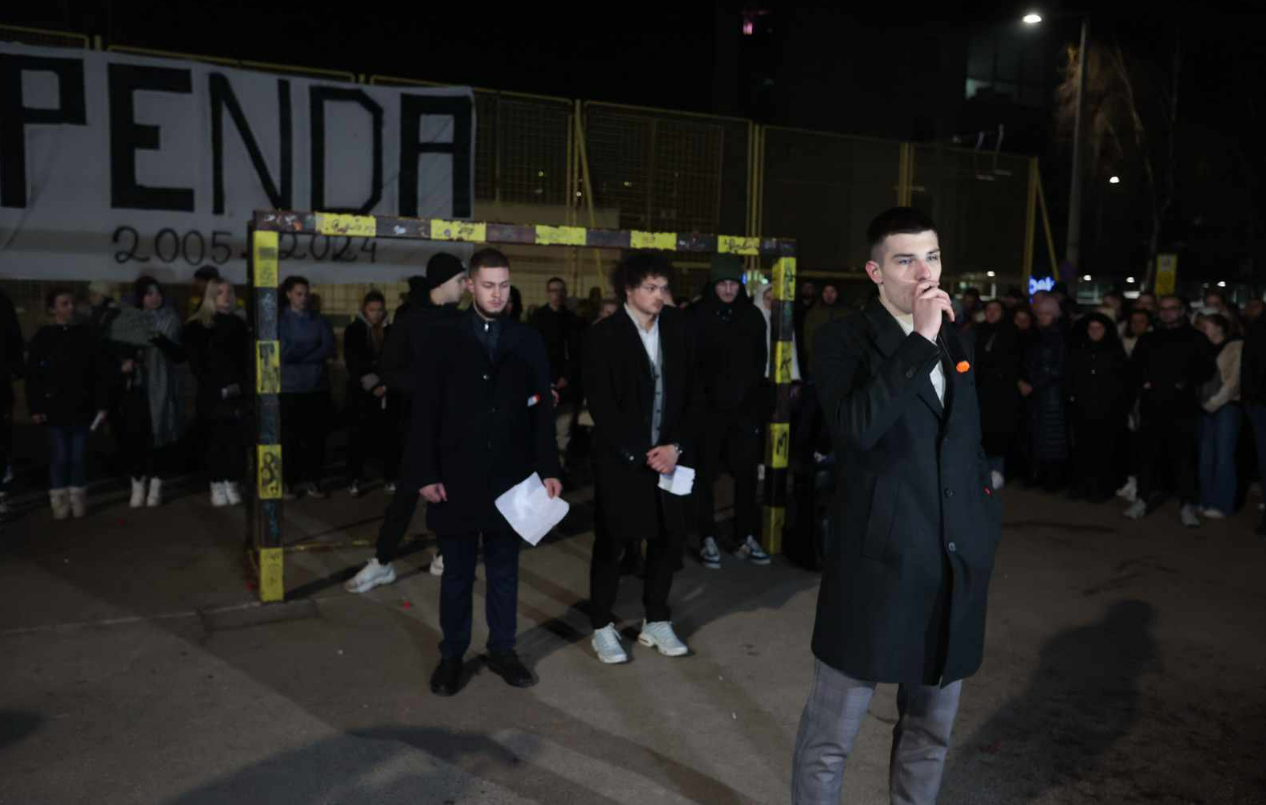 Sarajevo je večeras uz porodicu ubijenog Farisa Pendeka! Ogroman broj ...