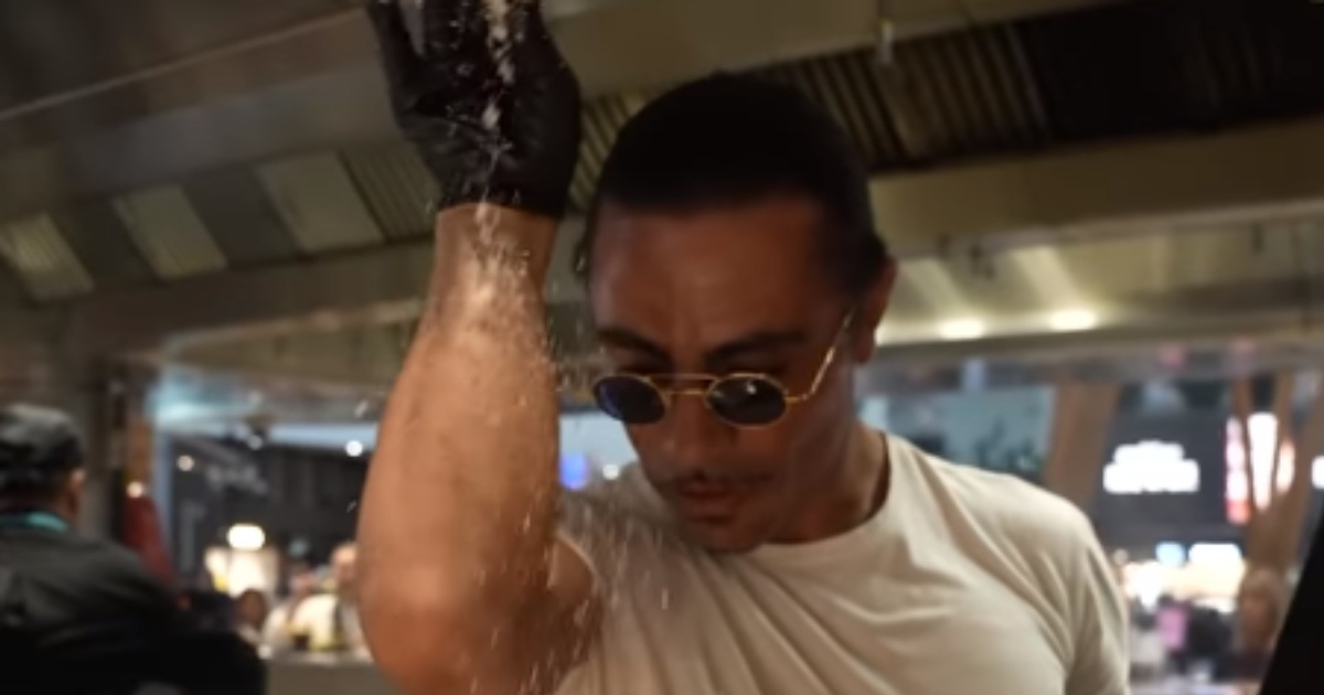 Salt Bae objavio sliku na kojoj kleči i moli se, ljudi ga masovno ...