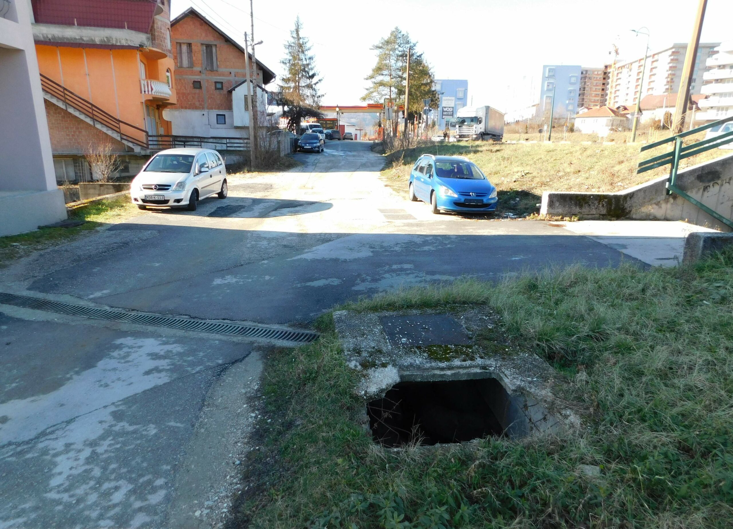 Opasni otvor u Vogošći prijeti svima, pogotovo djeci (FOTO)