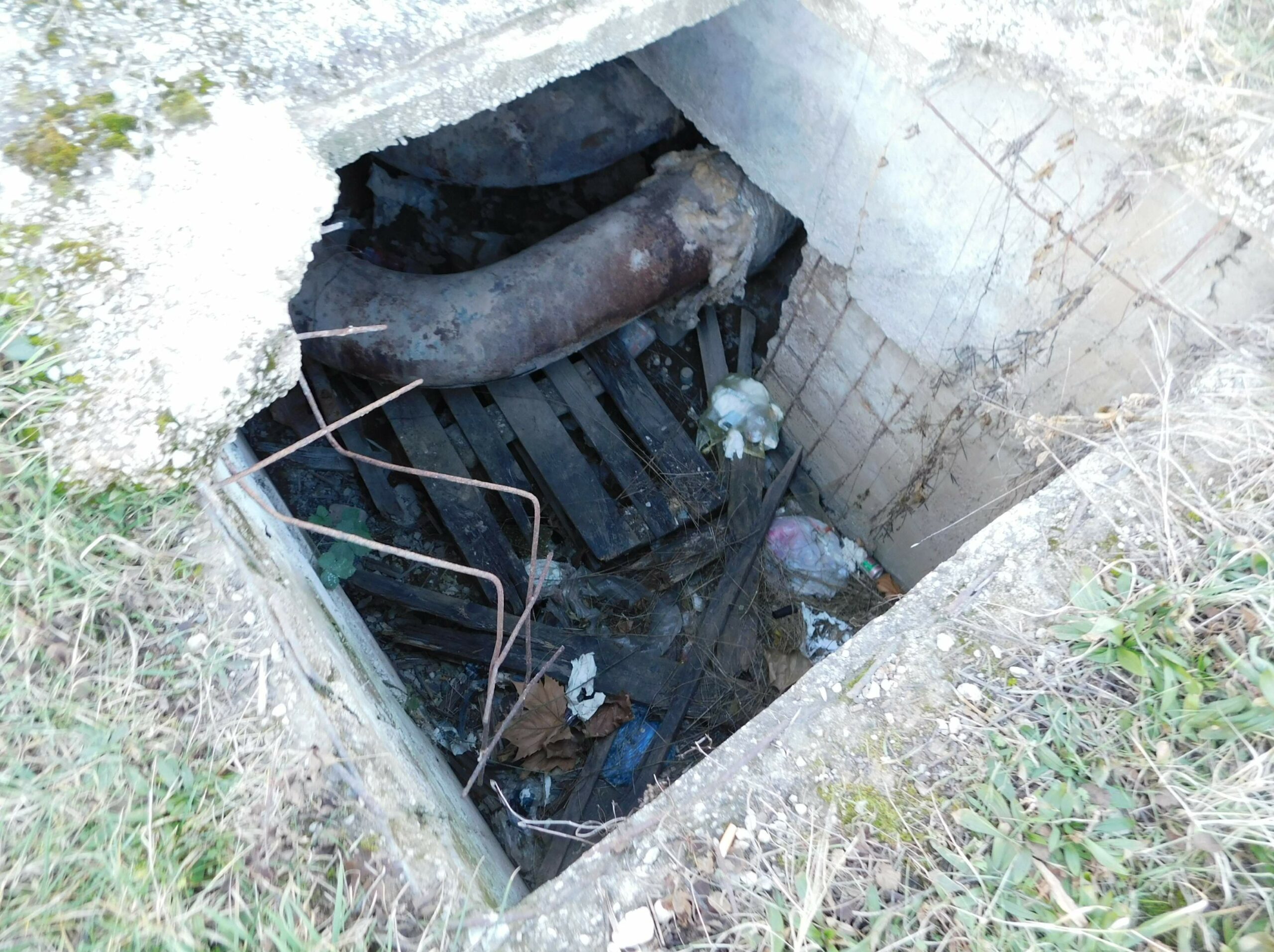 Opasni otvor u Vogošći prijeti svima, pogotovo djeci (FOTO)