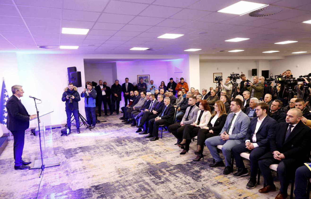 Šemsudin Mehmedović zvanično predstavio dio tima svoje stranke Naprijed ...