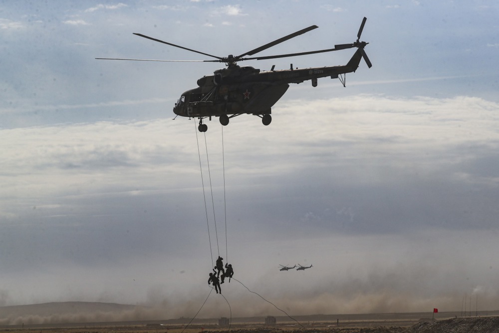 Ruski helikopter s tri člana posade srušio se u jezero