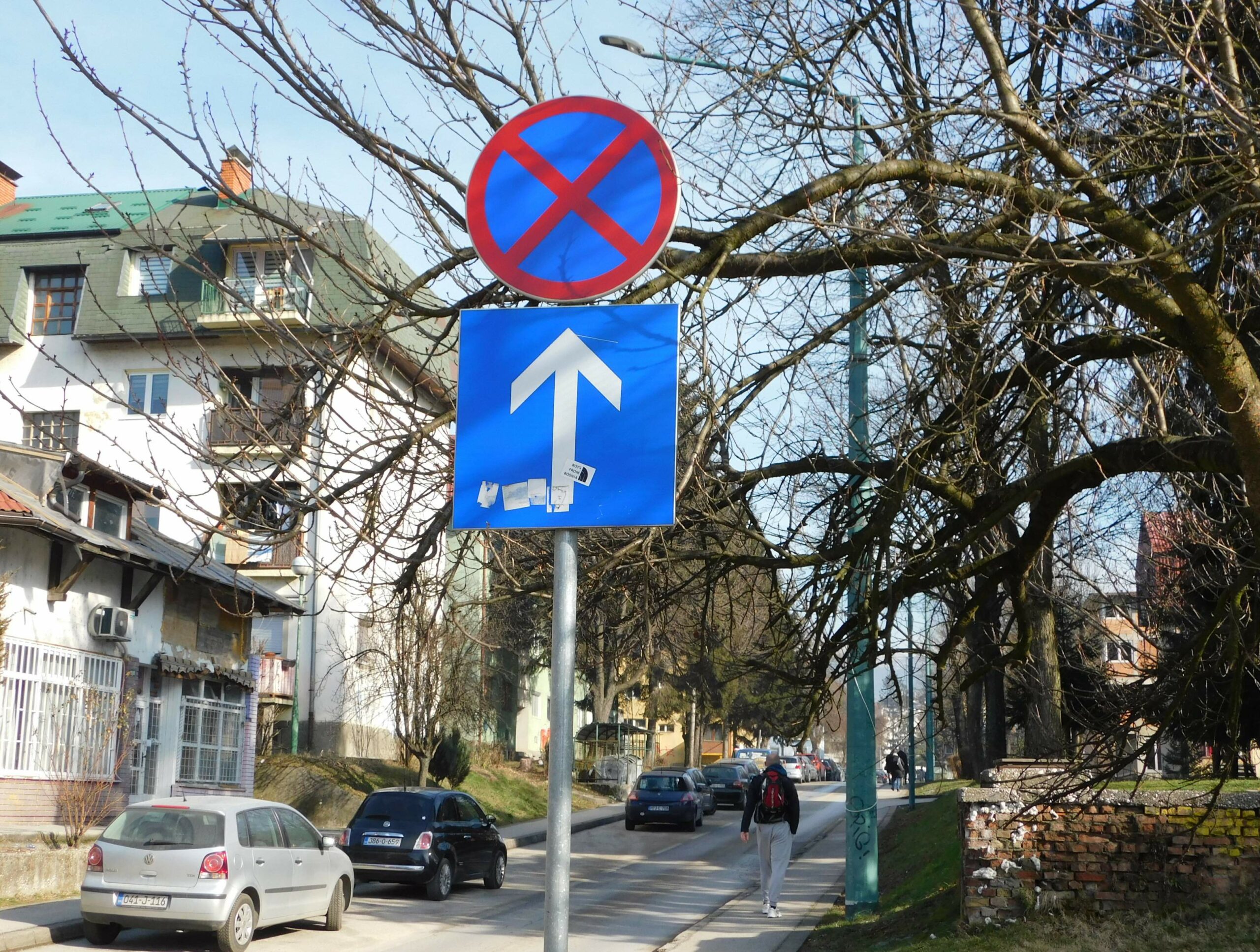 OKOM KAMERE Parkiranje u zabrani, postalo pravilo (FOTO)