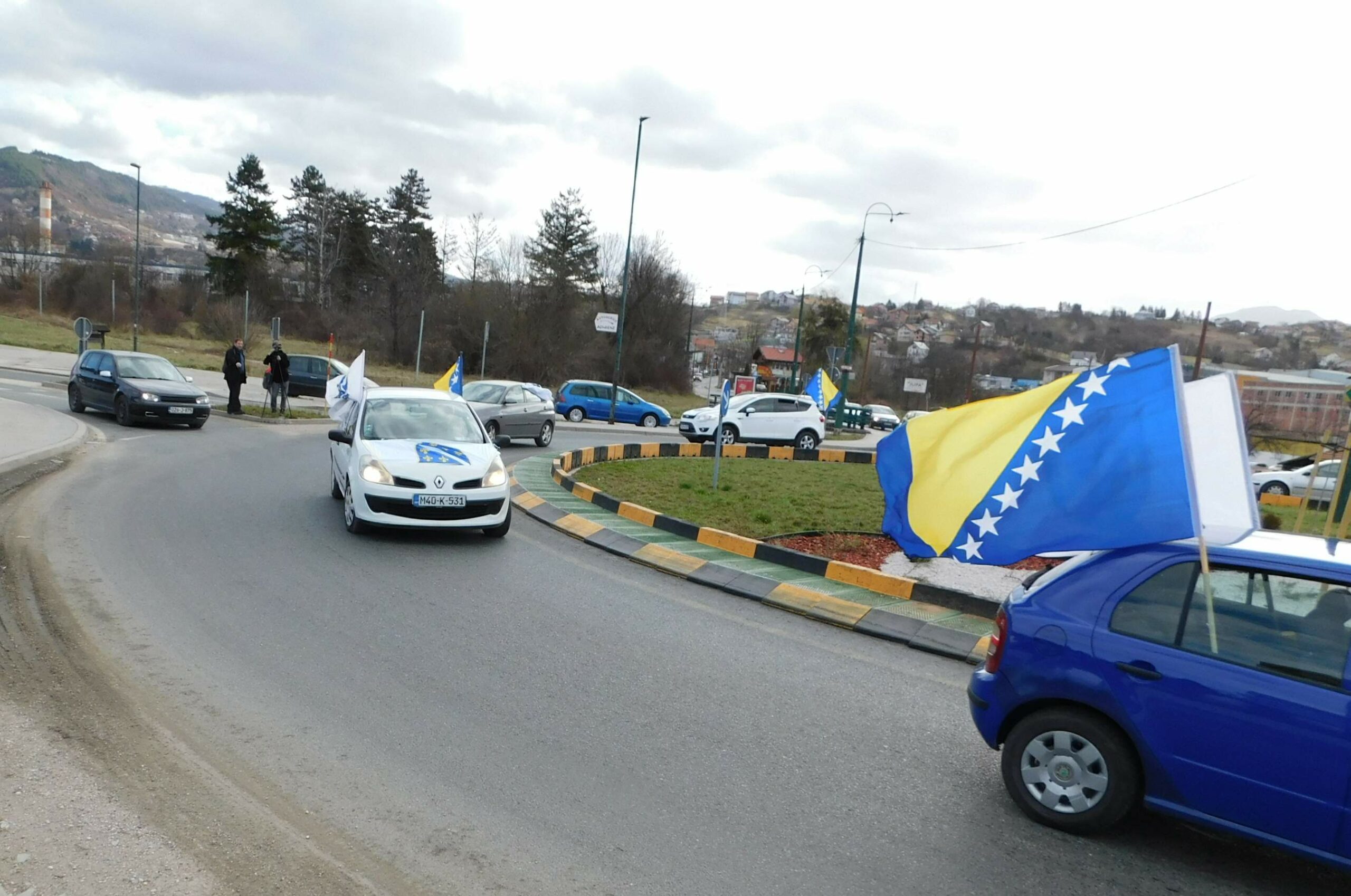 Defile vozila sa zastavama BiH u svakoj mjesnoj zajednici