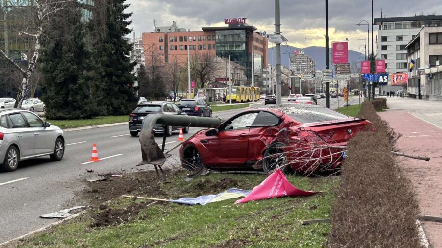 U SARAJEVU NOVI DIVLJAK NA DJELU Zabio se u banderu, srećom nije bilo ...