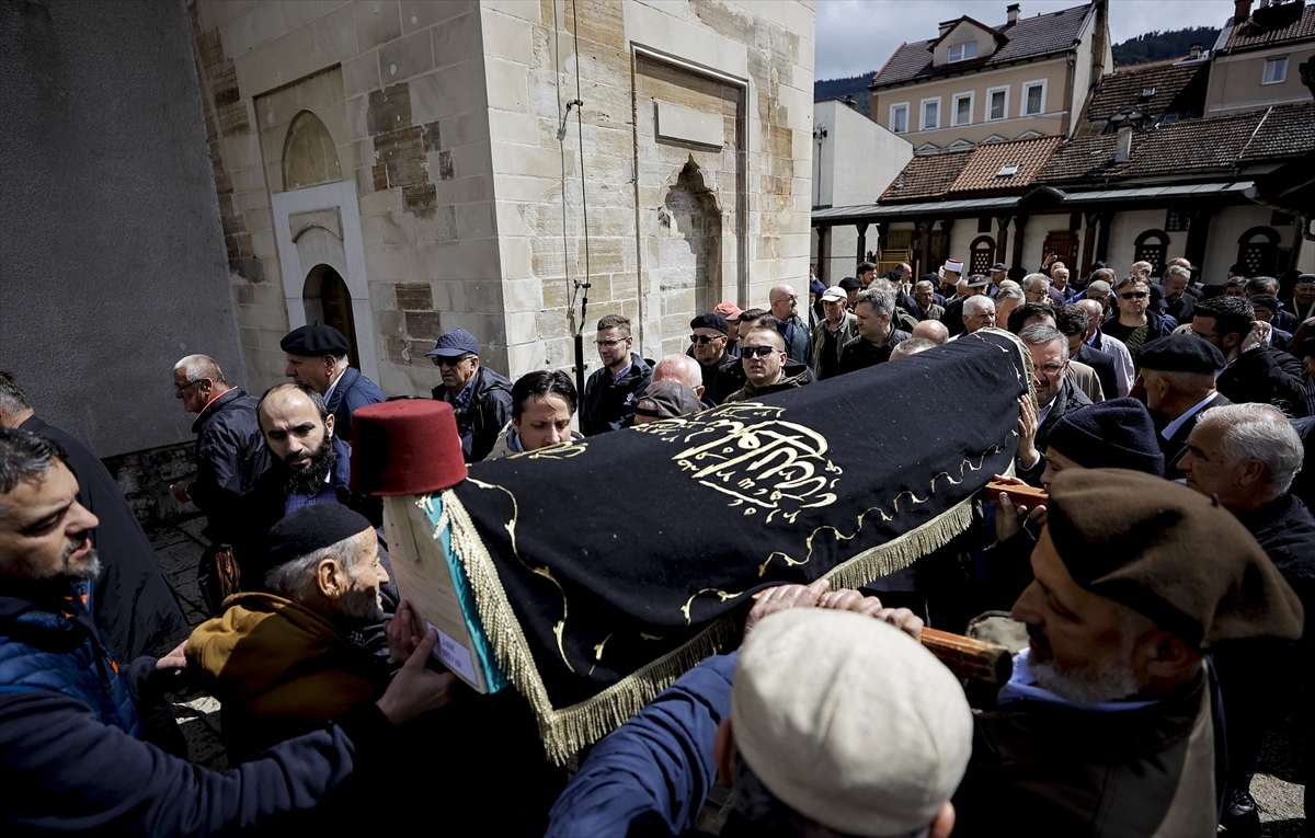 Sarajevo: U haremu Begove džamije klanjana dženaza akademiku Dževadu ...