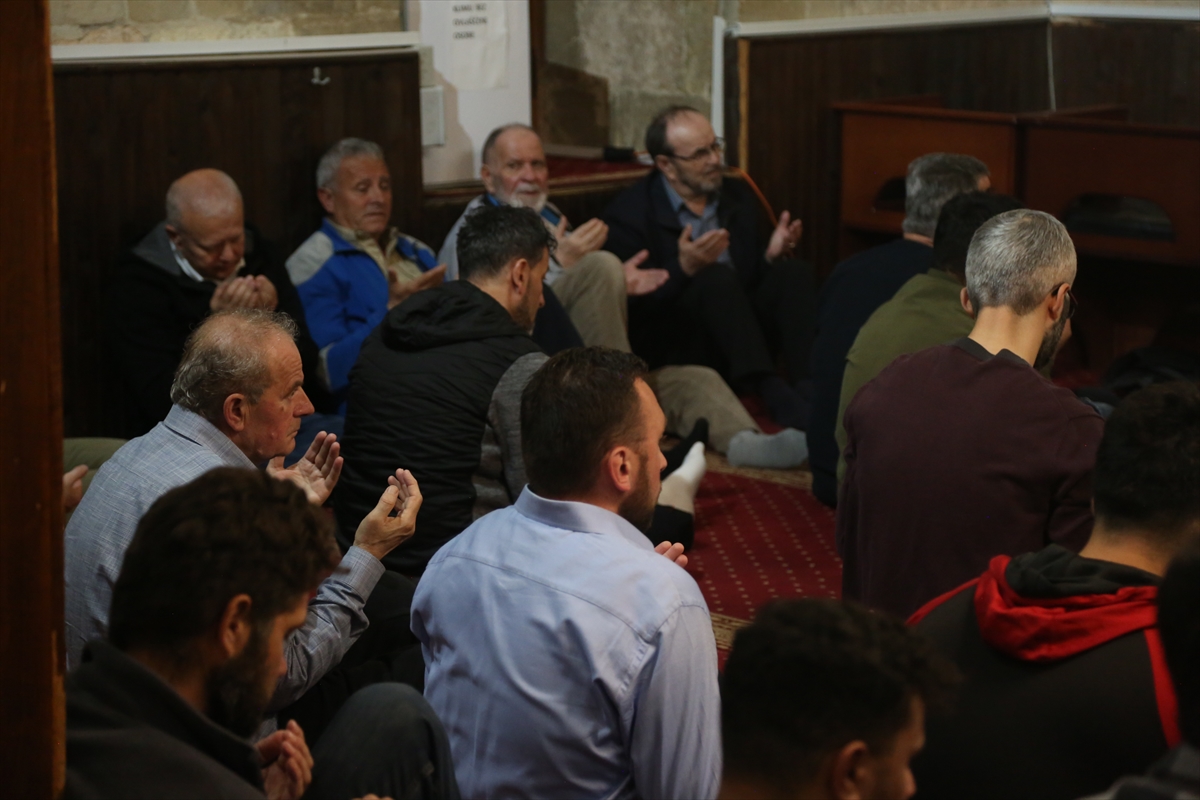 Muslimani u beogradskoj Bajrakli džamiji obilježavaju Lejletul-kadr ...