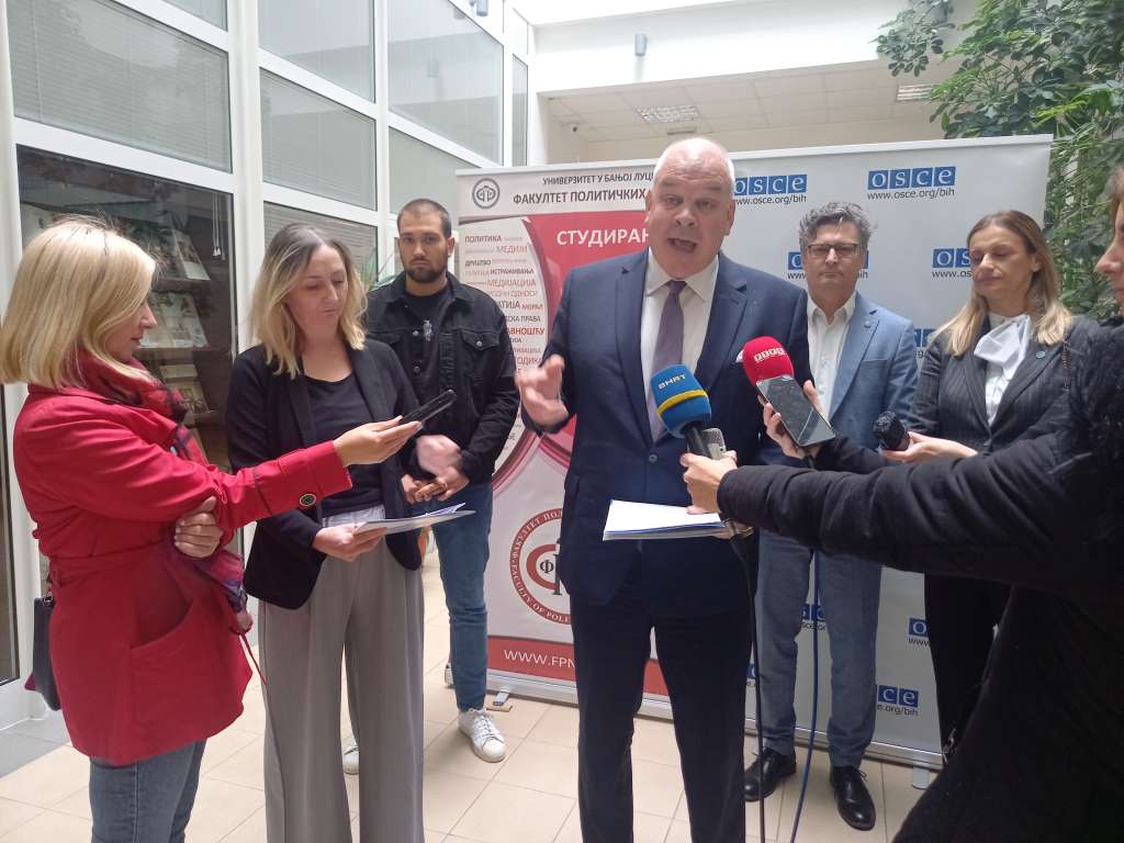Ambasador Brian Aggeler u Banjoj Luci: Želimo da pomognemo da se smanje ...