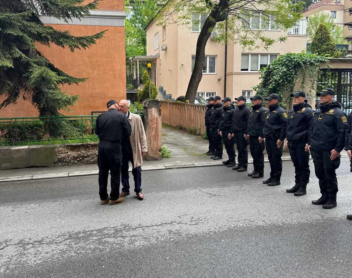 Isak dočekao Munjića i Selmanovića: Postrojen policijski vod i aplauzi
