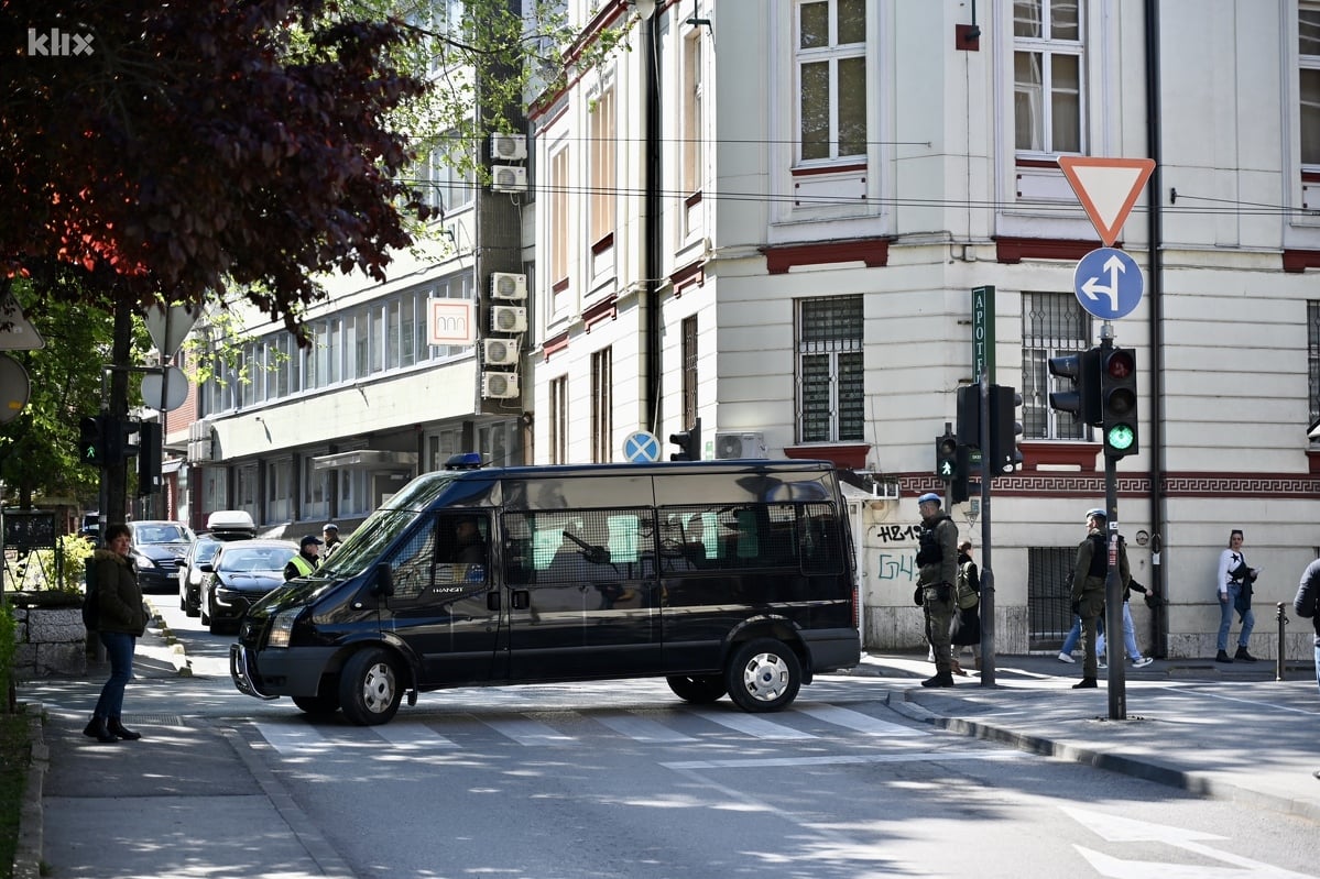 Jake policijske snage u Dobrovoljačkoj