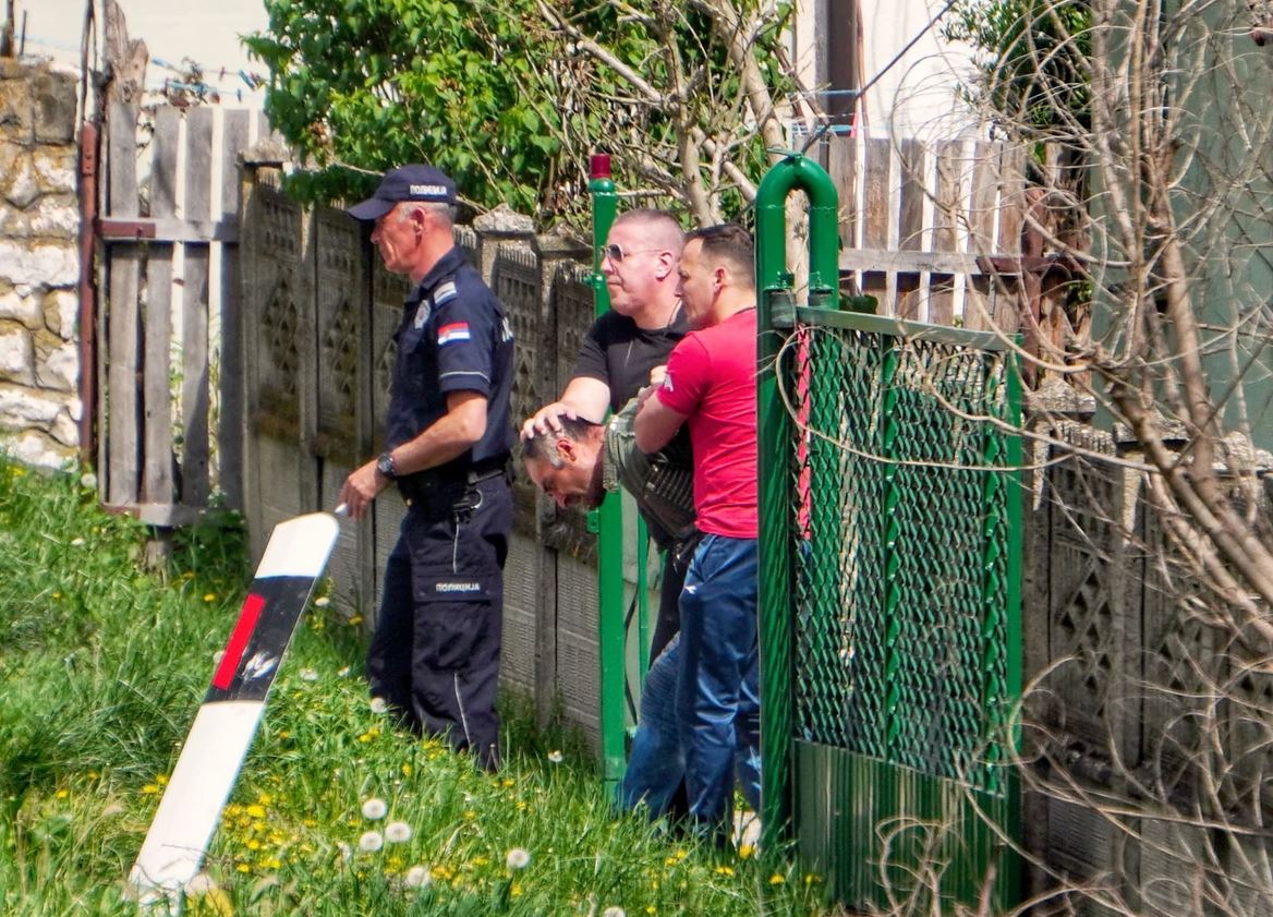 (VIDEO) DRAMA NA VRHUNCU Bager počeo da kopa u dvorištu kuće poslije ...