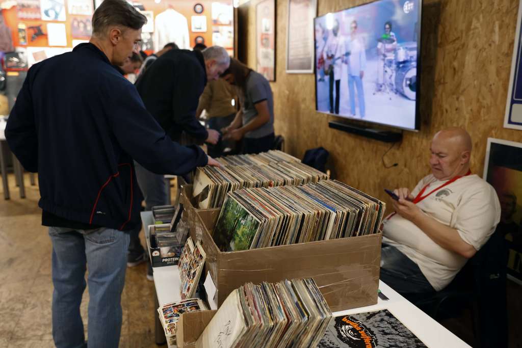 Otvoren sajam gramofonskih ploča u u sarajevskom Ex-Yu Rock centru ...