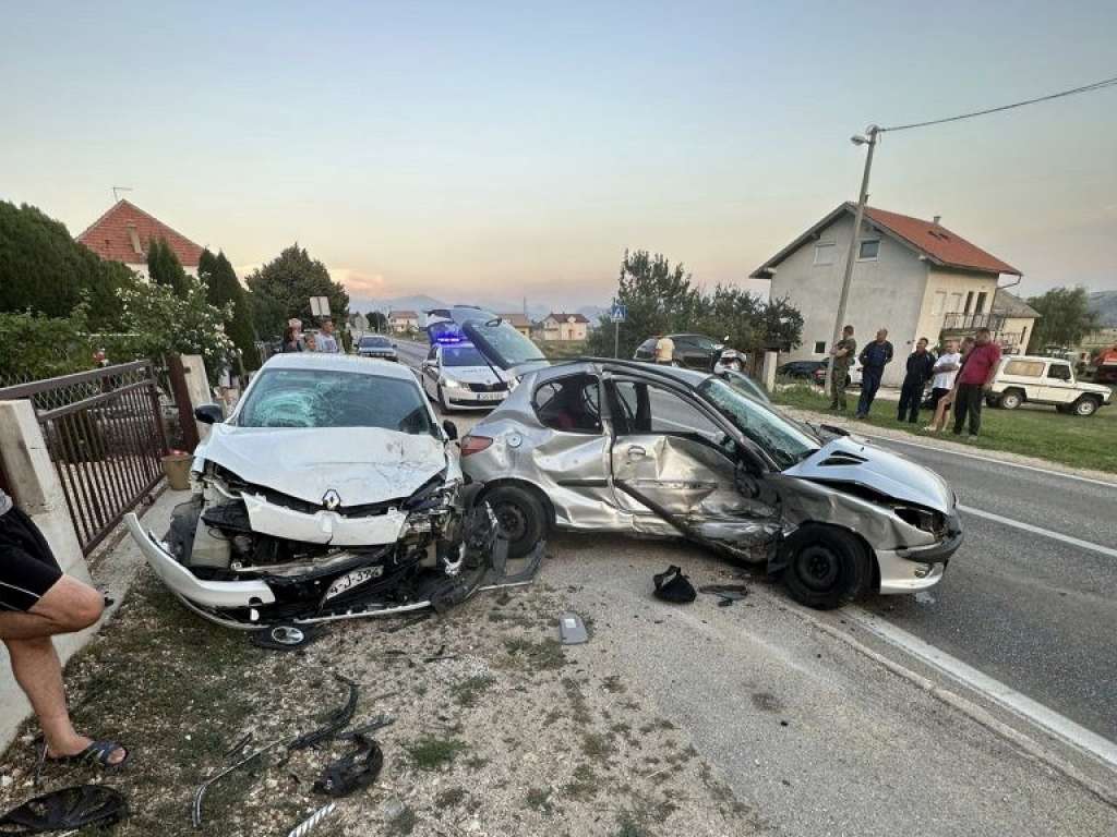 NESREĆA KOD ŽEPČA Sudar tri automobila i kamiona, povrijeđene dvije osobe