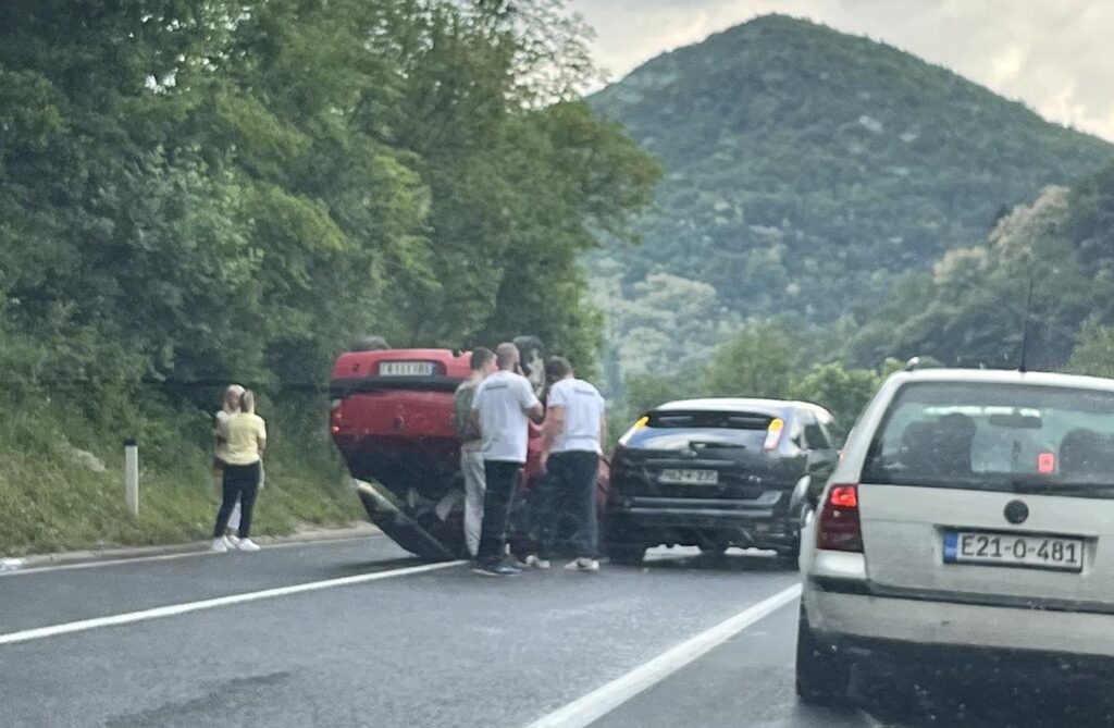 BRADINA Automobil na krovu, formiraju se duge kolone (FOTO)