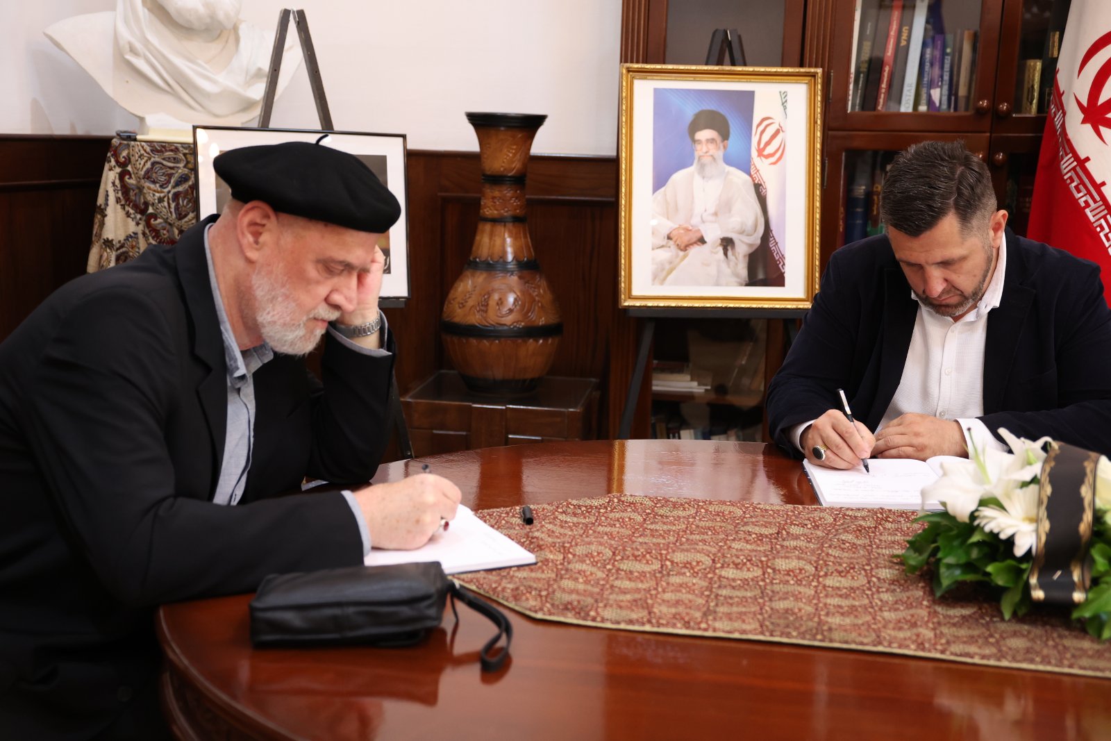 U Ambasadi Irana u Sarajevu otvorena Knjiga žalosti: Naša snaga i moć ...