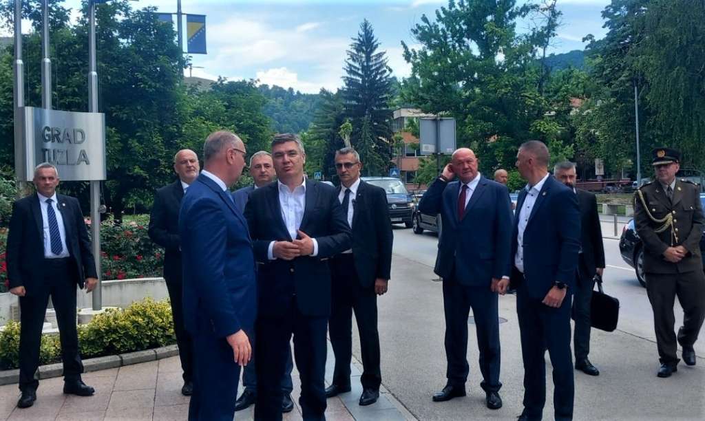 Zoran Milanović stigao u Tuzlu: Odao počast pripadnicima 115. brigade ...